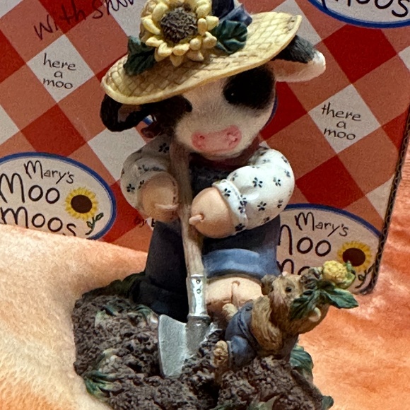 Enesco | Art | Enesco Marys Moo Moos Cow With Straw Hat Sunflowers And ...